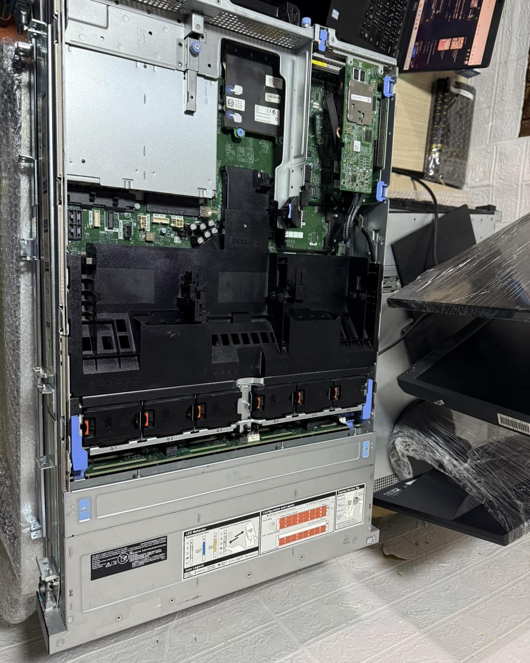 Dell PowerEdge R740 -3.5” Disk 8 Bays